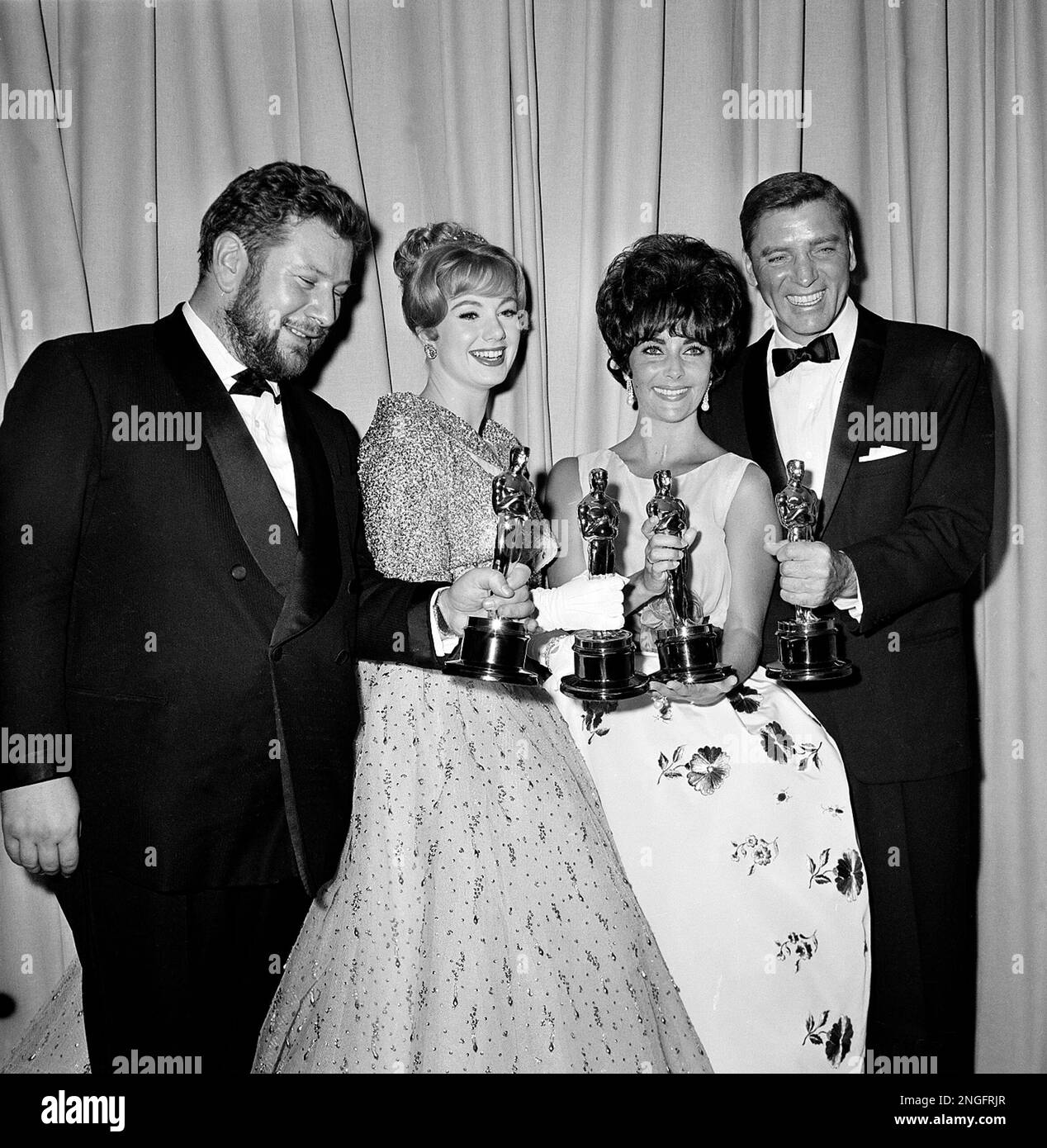 Oscar winners, from left, Peter Ustinov, Shirley Jones, Elizabeth ...