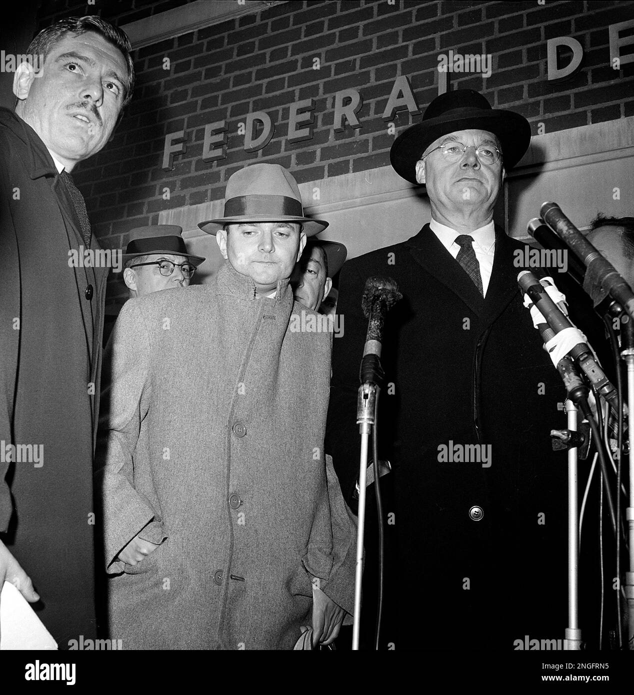 Convicted atom bomb spy David Greenglass, center, stands with his ...