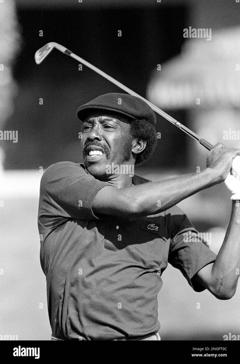 PGA golfer Calvin Peete hits to the green during the Bob Hope Desert ...
