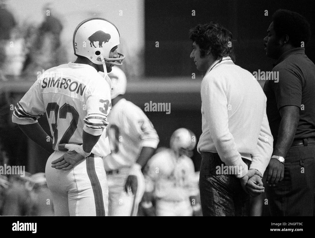 New York Jets quarterback Joe Namath, sidelined by a knee injury, talks ...