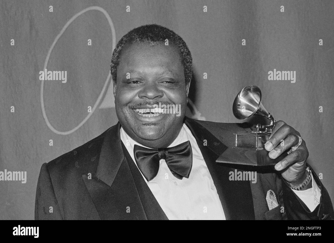 Jazz pianist Oscar Peterson poses with his Grammy for best jazz ...