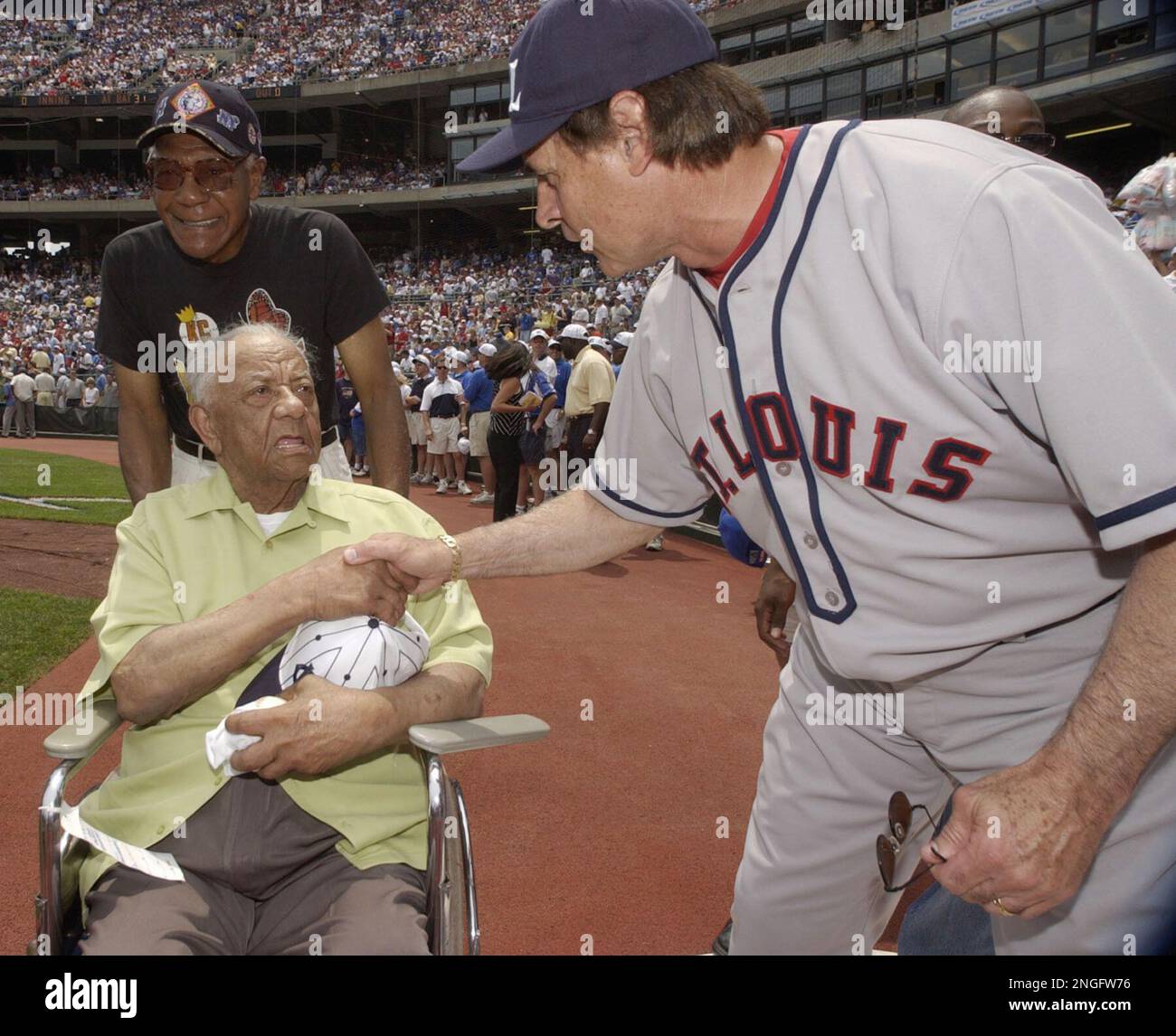 St. Louis Cardinals manager Tony La Russa, right, shakes hands with Ted ...