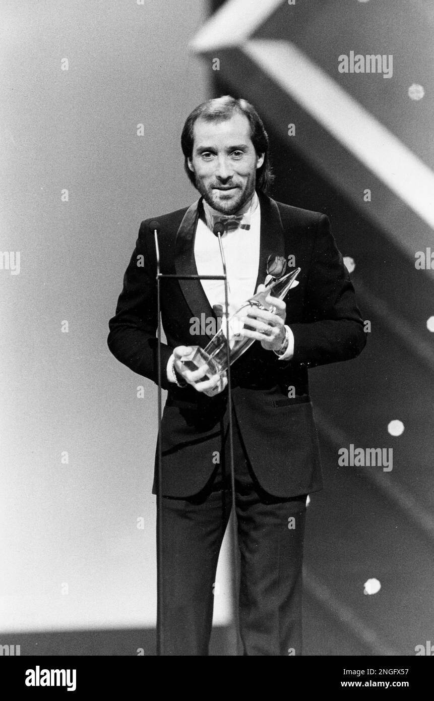 Country singer Lee Greenwood accepts the award for the Male Vocalist of ...