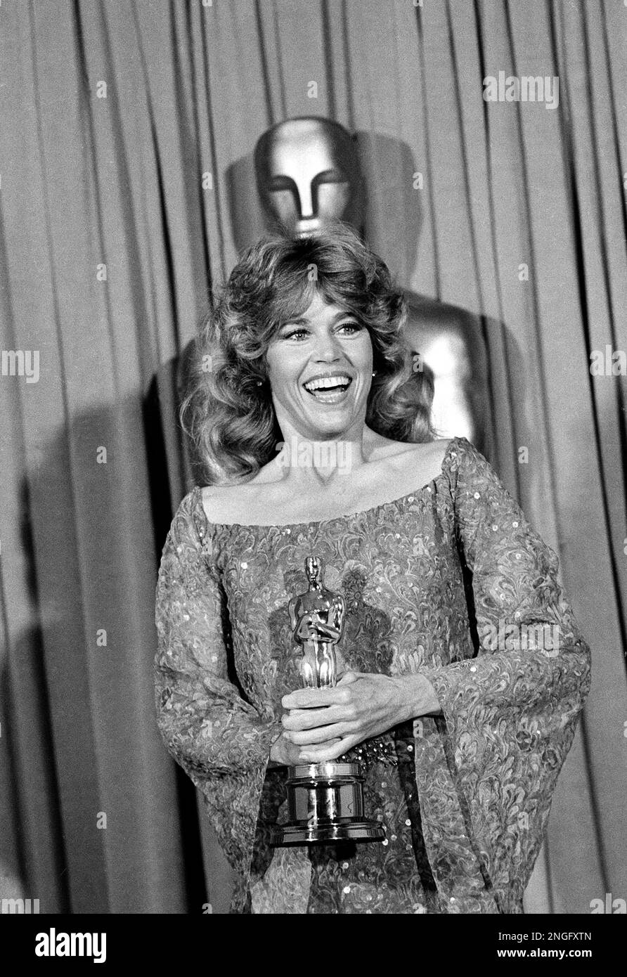 Actress Jane Fonda poses with her Oscar at the 1978 Academy Awards in ...