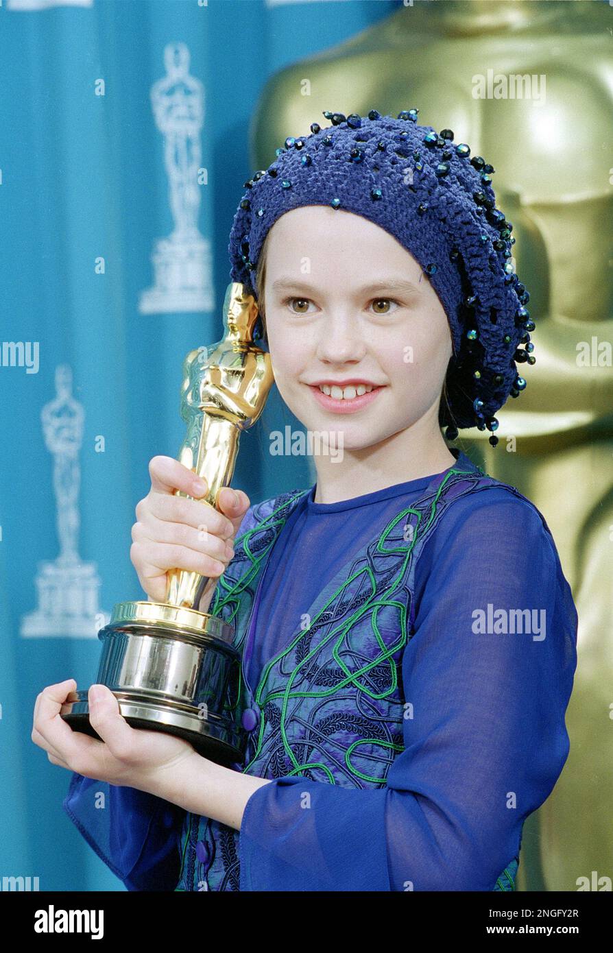 Anna Paquin poses with her best supporting actress Oscar for her ...