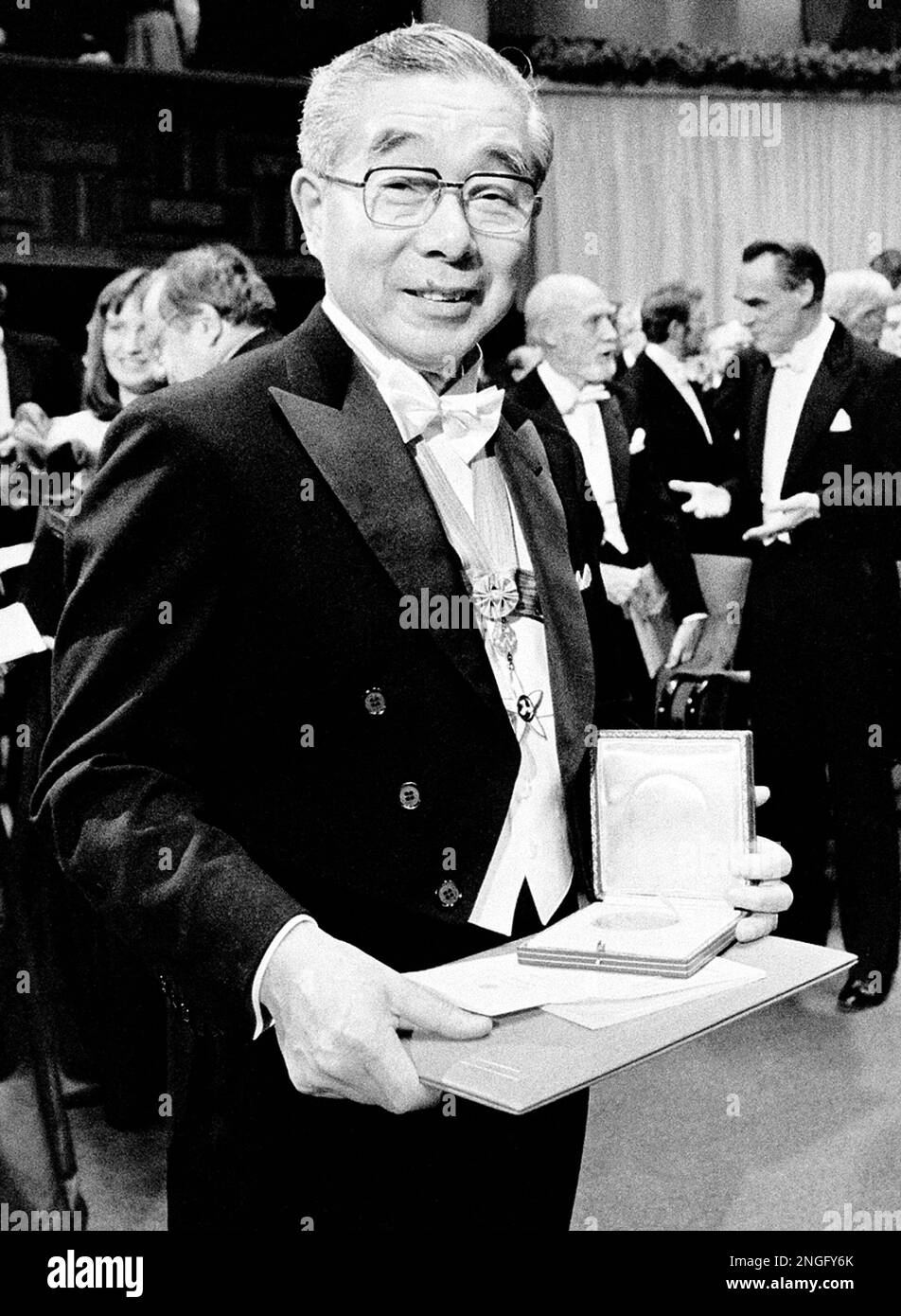 Prof. Kenichi Fukui, Kyoto University, Japan, poses with his Nobel ...