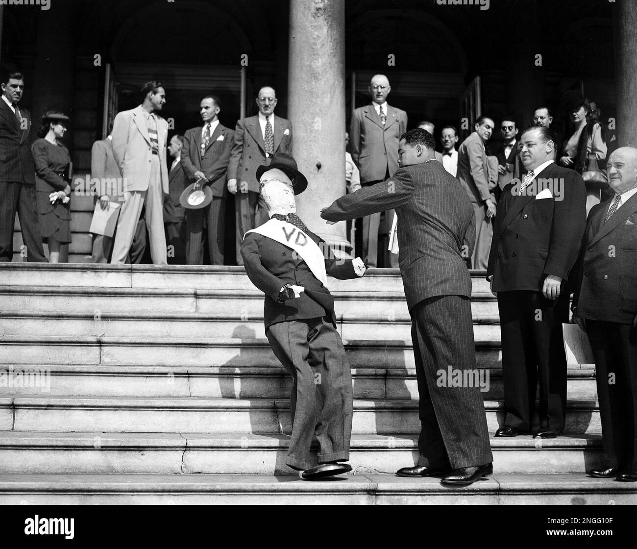 With his infamous left hook, former World Heavyweight Champion Joe ...