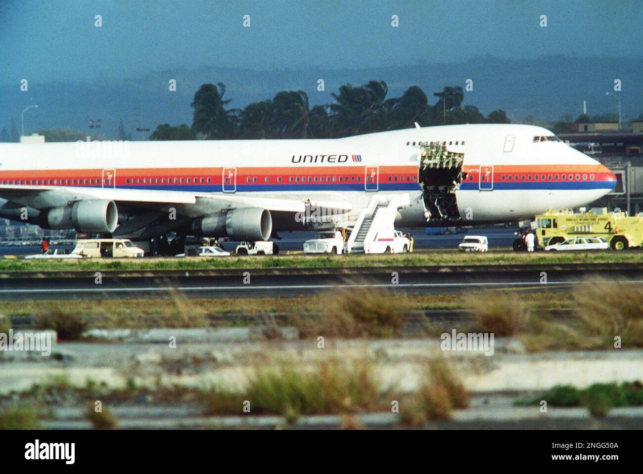 The United Airlines Boeing 747 that originated from Honolulu on its way ...