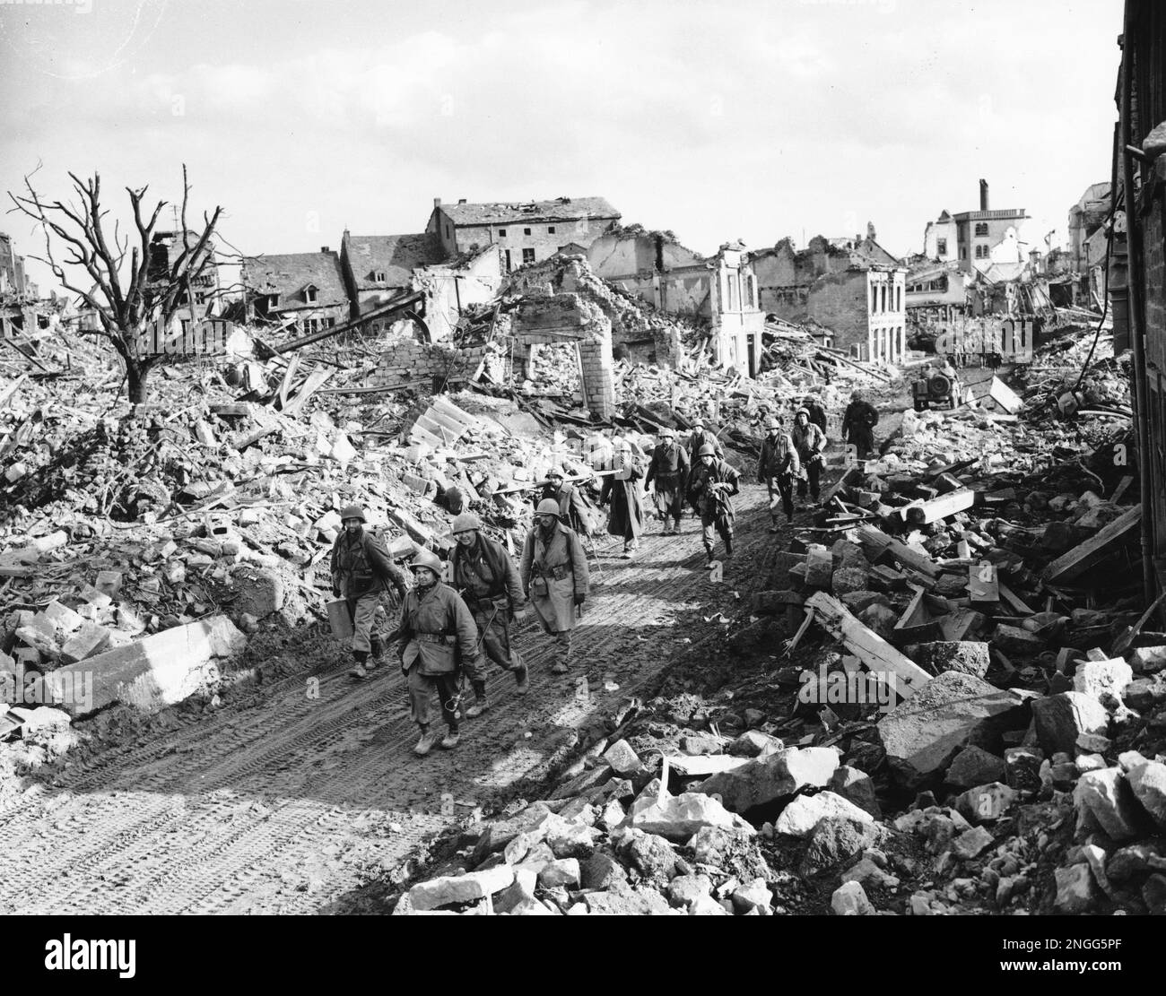 Troops of the U.S. 5th Infantry Division, 3rd U.S. Army, move through ...