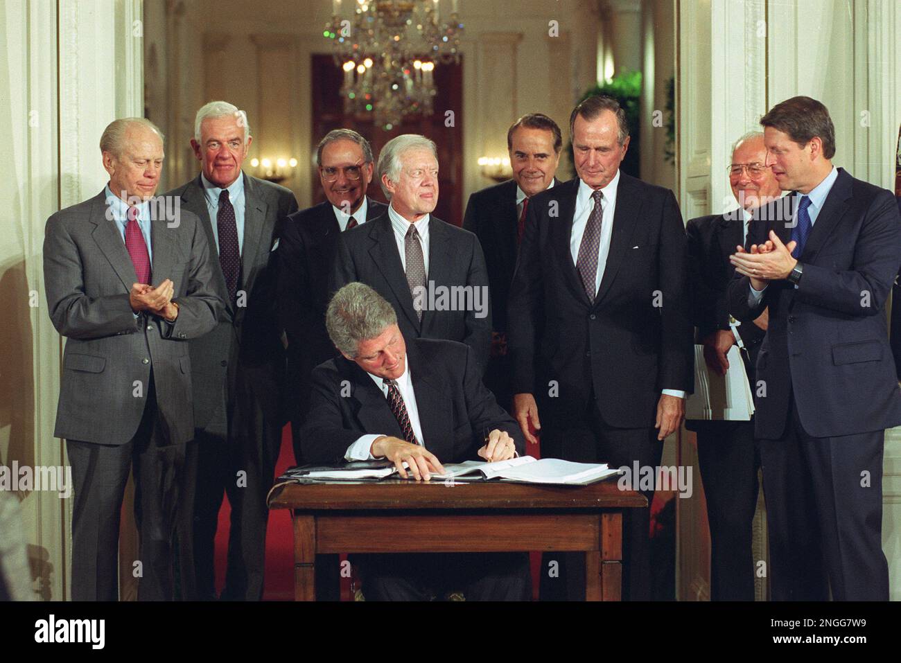U.S. President Bill Clinton signs side deal of the three-nation North ...