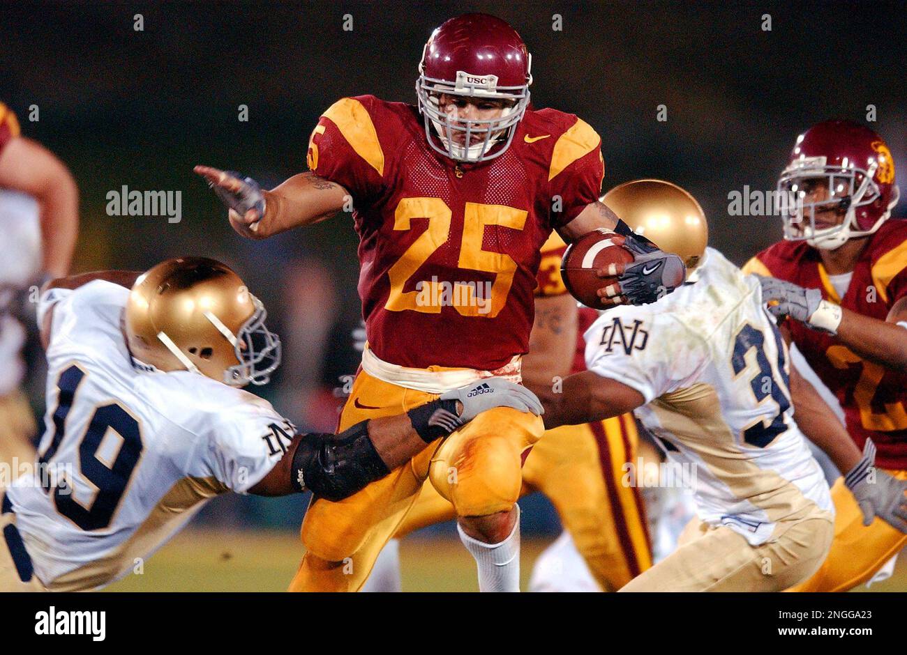 Southern California's Justin Fargas (25) squeezes between Notre Dame's ...