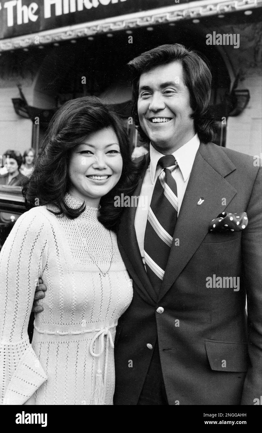 Wayne Newton poses with his wife, Elaine, in Hollywood, Ca., Tuesday ...