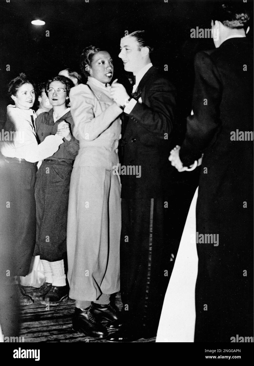 Josephine Baker, dancer with the Paris Folies-Bergere, wearing a ski ...