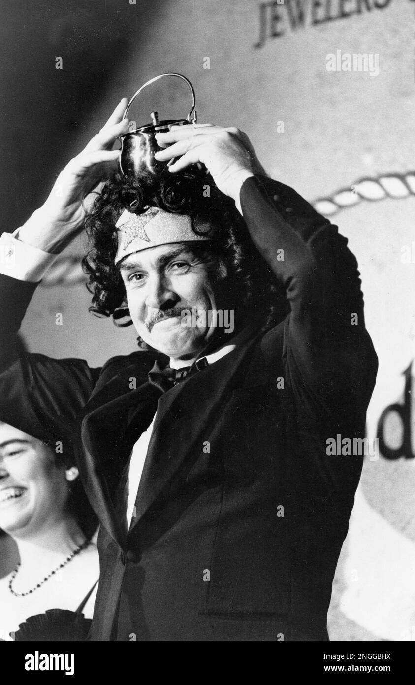 Actor Sean Connery holds the Hasty Pudding Pot atop his Wonder Woman ...