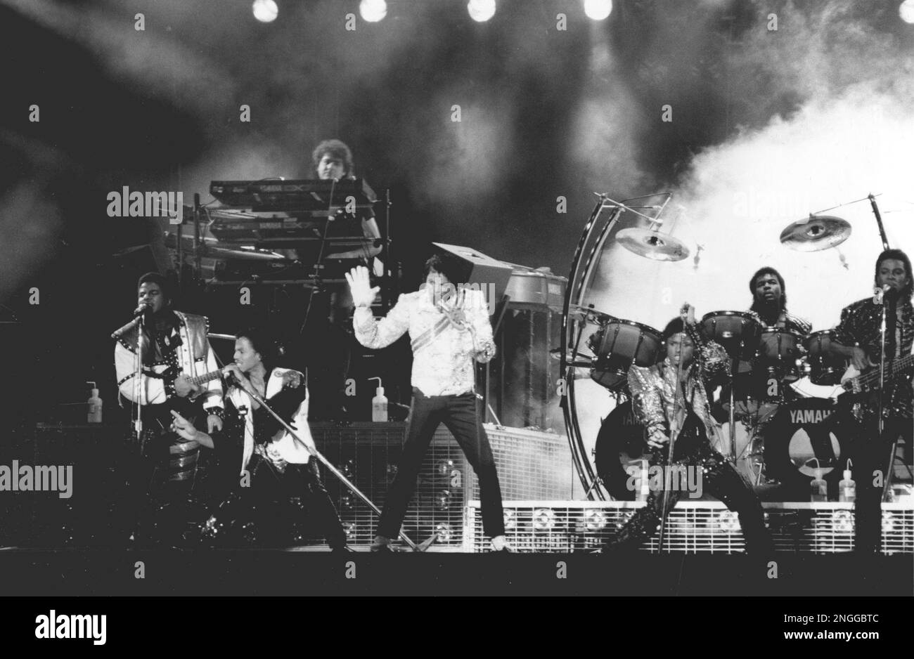 Michael Jackson performs with his brothers, Tito, Marlon, Randy, Jackie ...