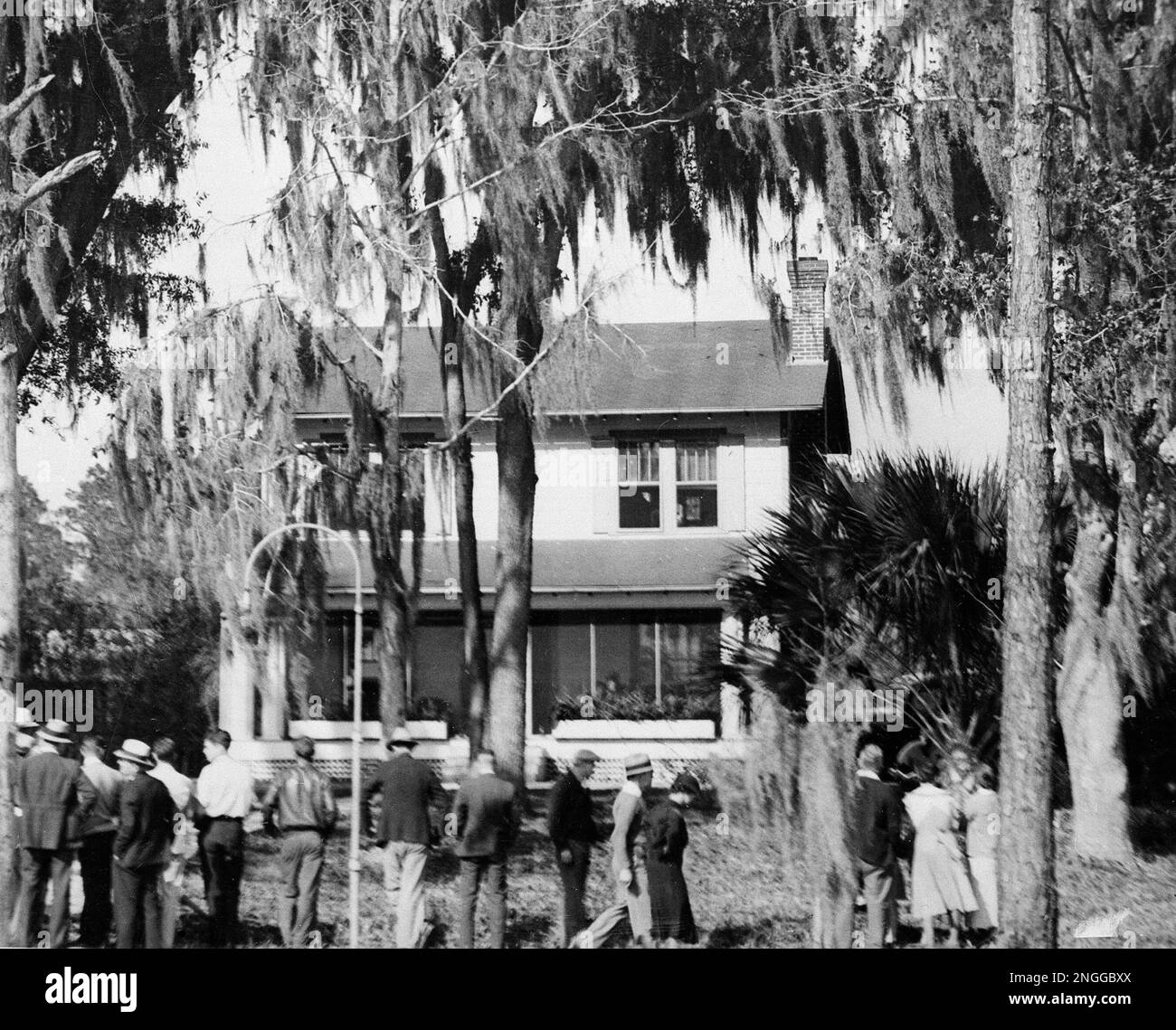 On-lookers gather Jan. 17, 1953, to view the house where outlaws "Ma ...