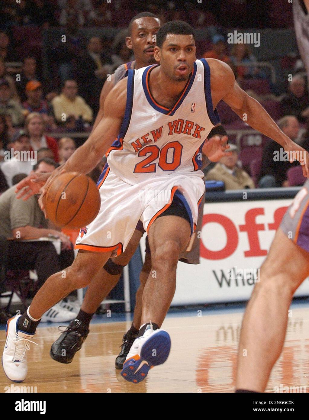 New York Knicks' Allan Houston drives past Phoenix Suns' Anfernee ...