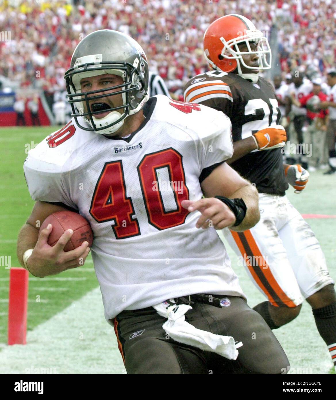 Tampa Bay Buccaneers fullback Mike Alstott (40) beats Cleveland Browns ...