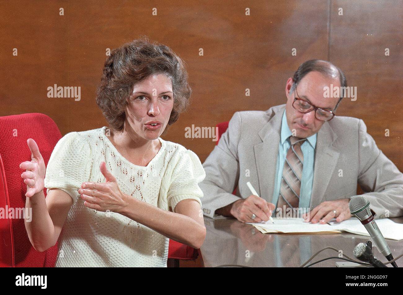 Leslie Van Houten, a member of the Charles Manson cult family, argues ...