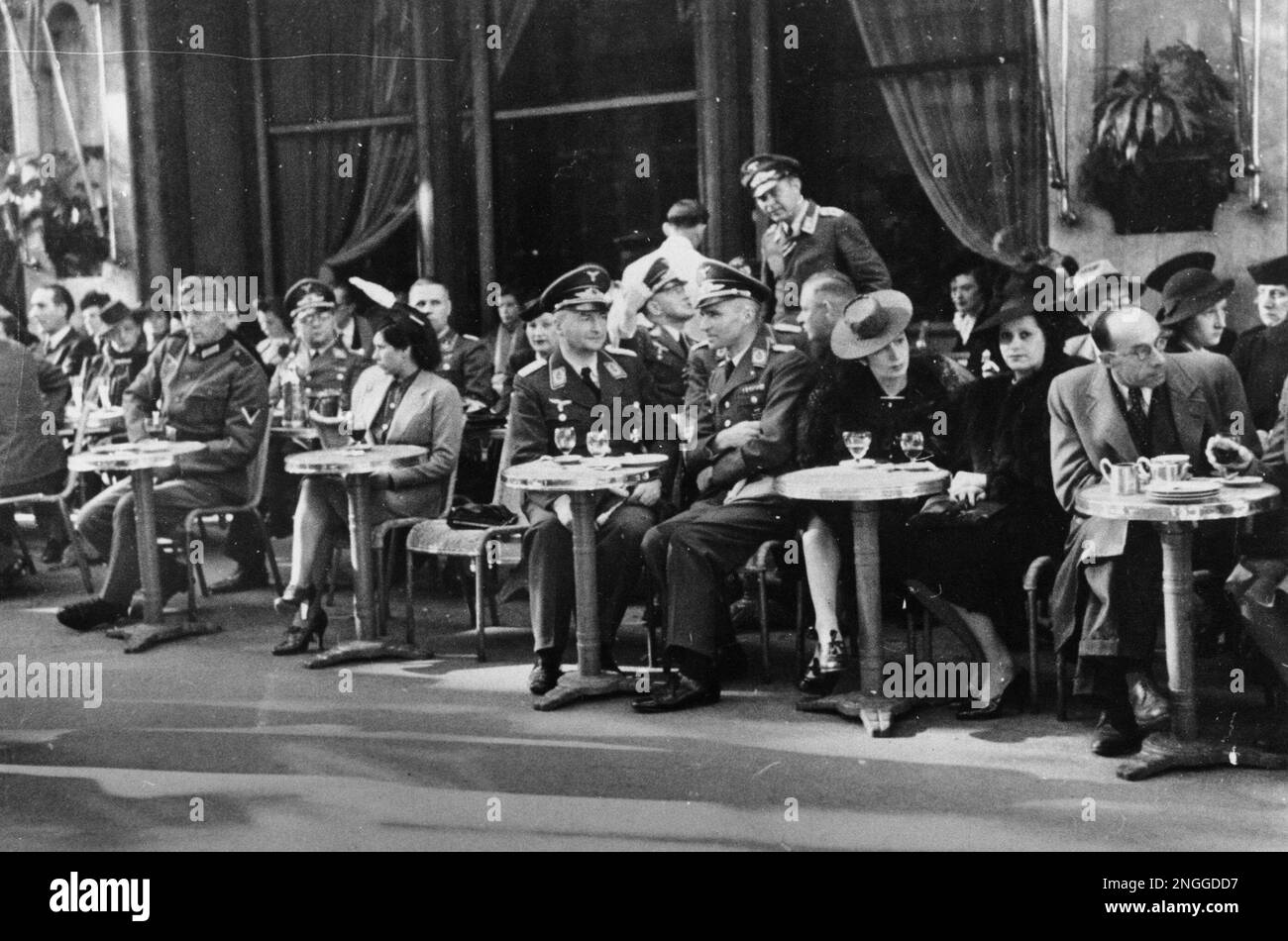 High-ranking officers and ordinary soldiers of the German Wehrmacht are ...