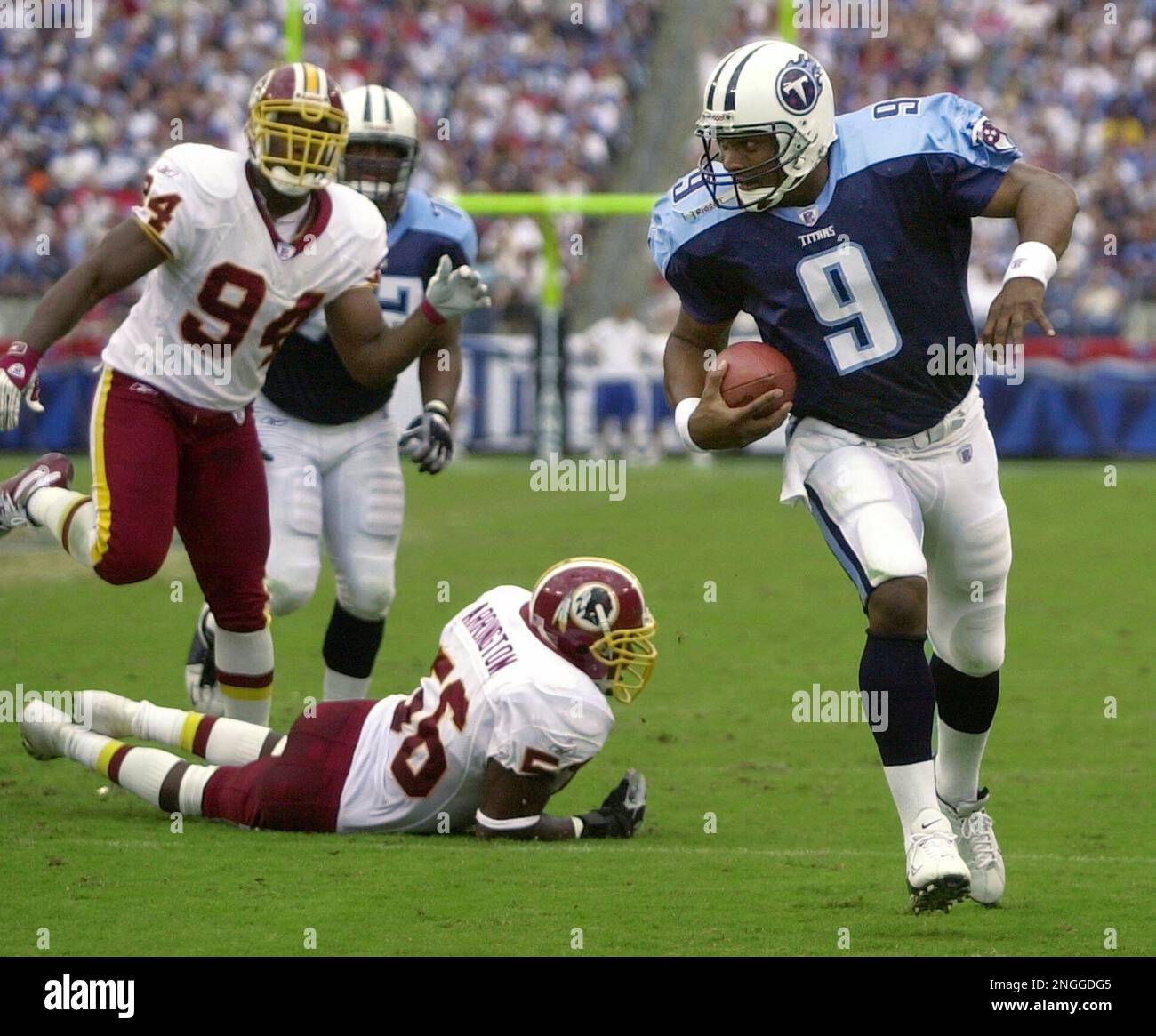 Tennessee Titans quarterback Steve McNair (9) leaves Washington ...