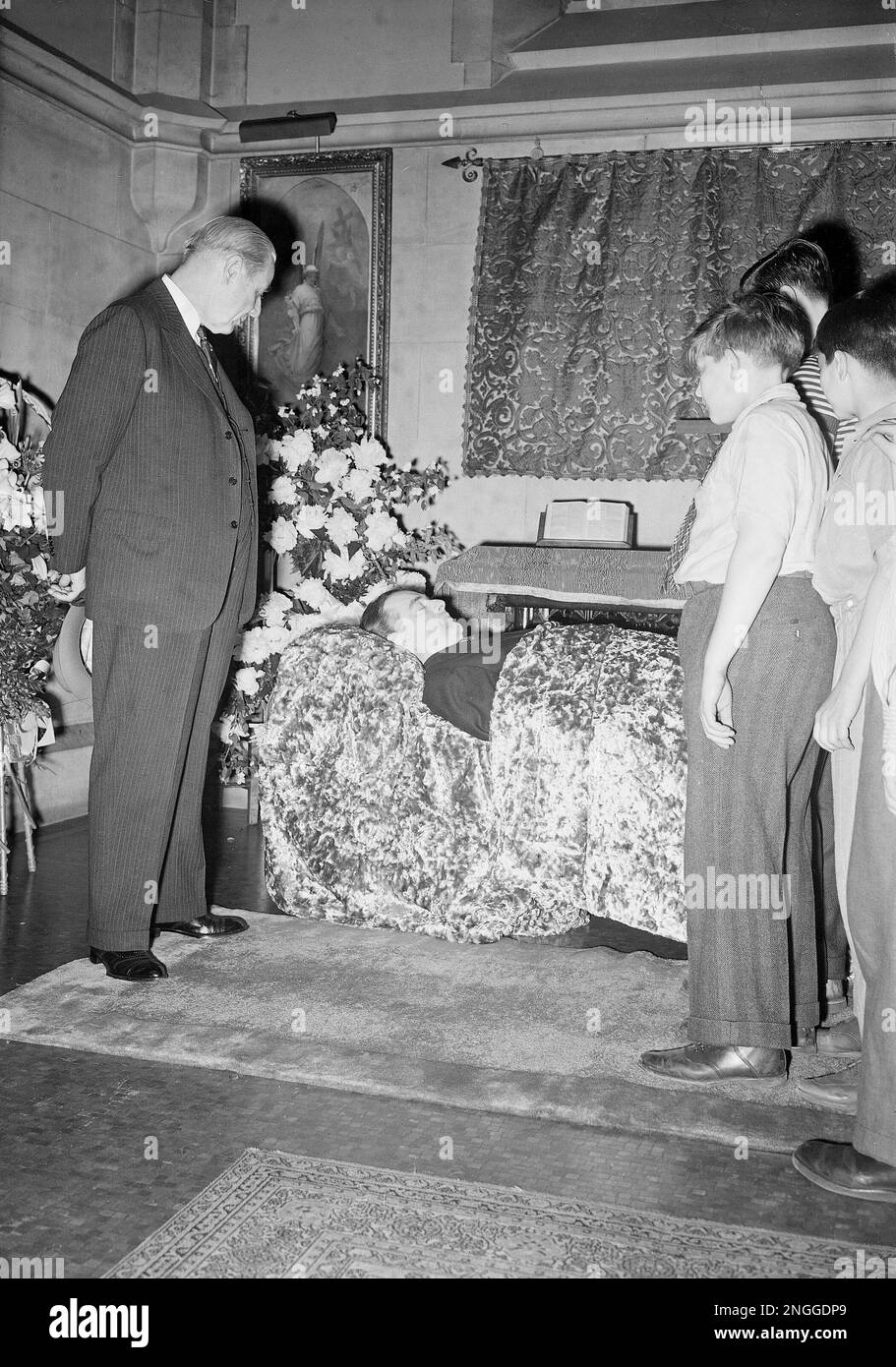 Lou Gehrig lies in state as George Ruppert, vice president of the New ...