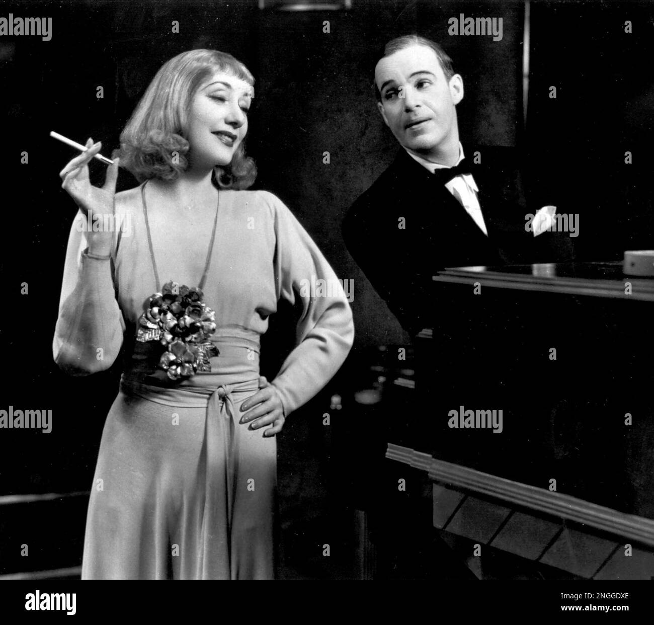 Lynn Fontanne and Alfred Lunt are shown in a scene from Robert E ...