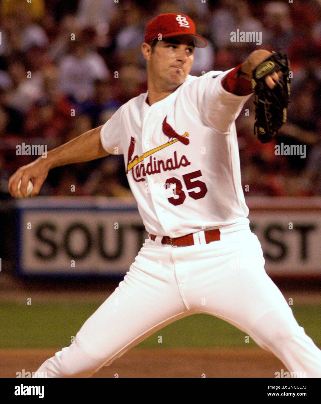 St. Louis Cardinals starting pitcher Matt Morris throws against the ...