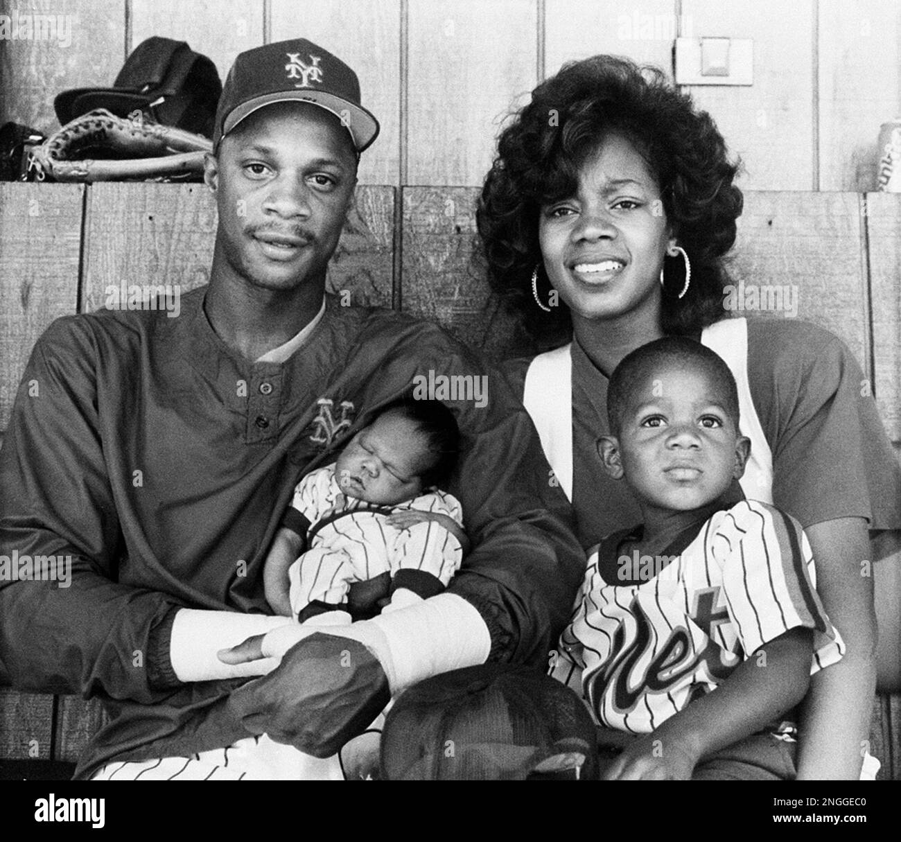 New York Mets rightfielder Darryl Strawberry and his wife, Lisa, enjoy ...