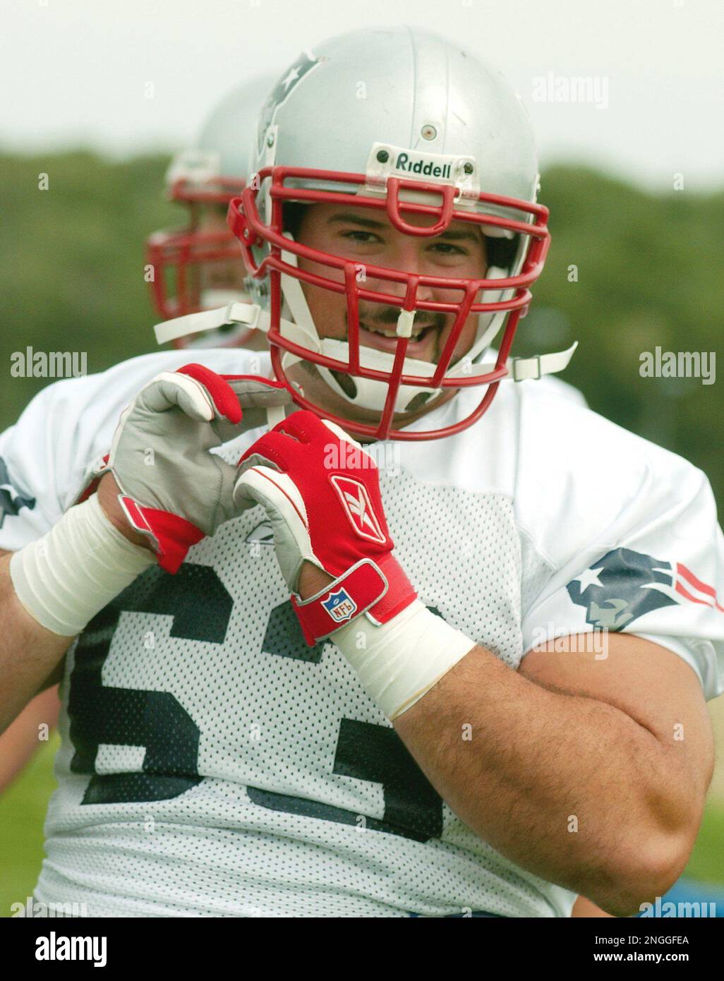 New England Patriots offensive lineman Joe Andruzzi snaps his chin ...