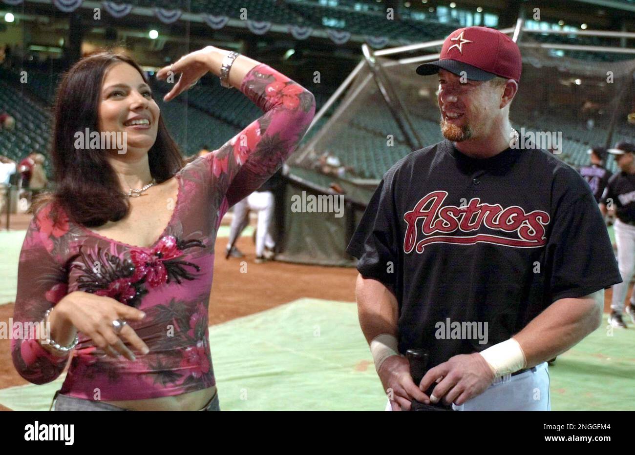Actress Fran Drescher shows her throwing form to Houston Astros' Jeff ...