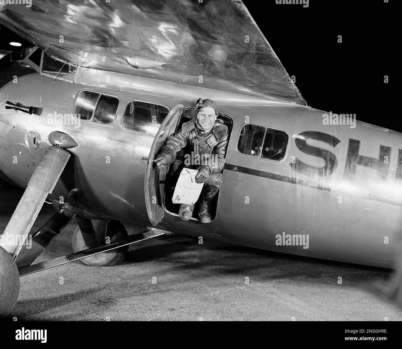 Major James H. Doolittle, flying in a plane of the Shell Oil Company ...