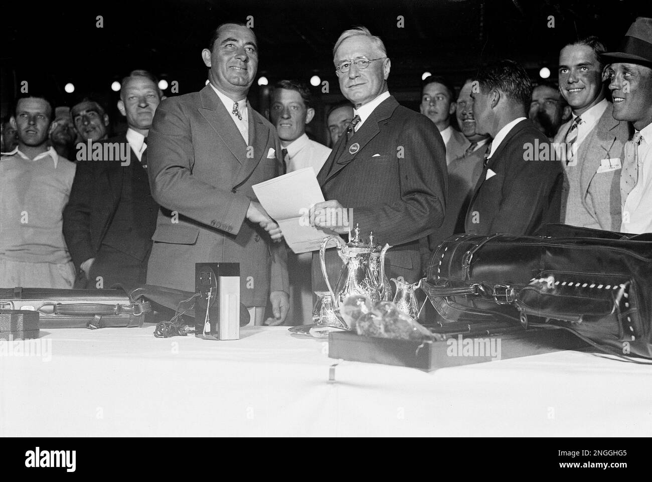 Albert Gates, right, of Chicago, Ill., presents Walter Hagen with a ...