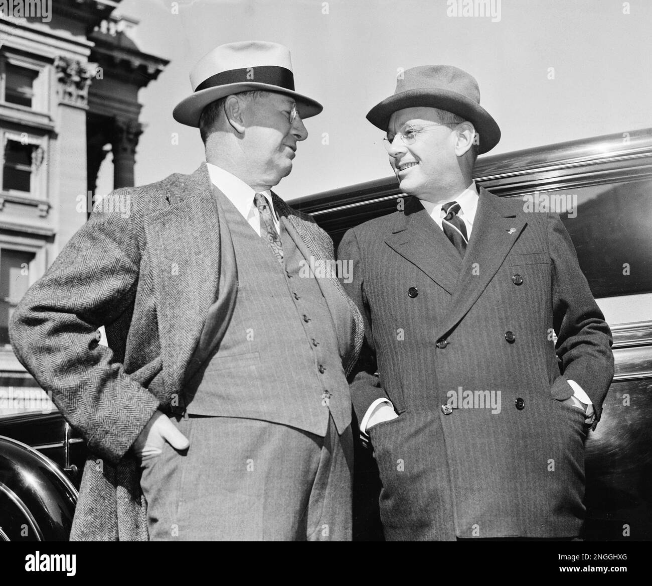 Frank Knox, left, Republican vice-presidential nominee, chats with Alf ...
