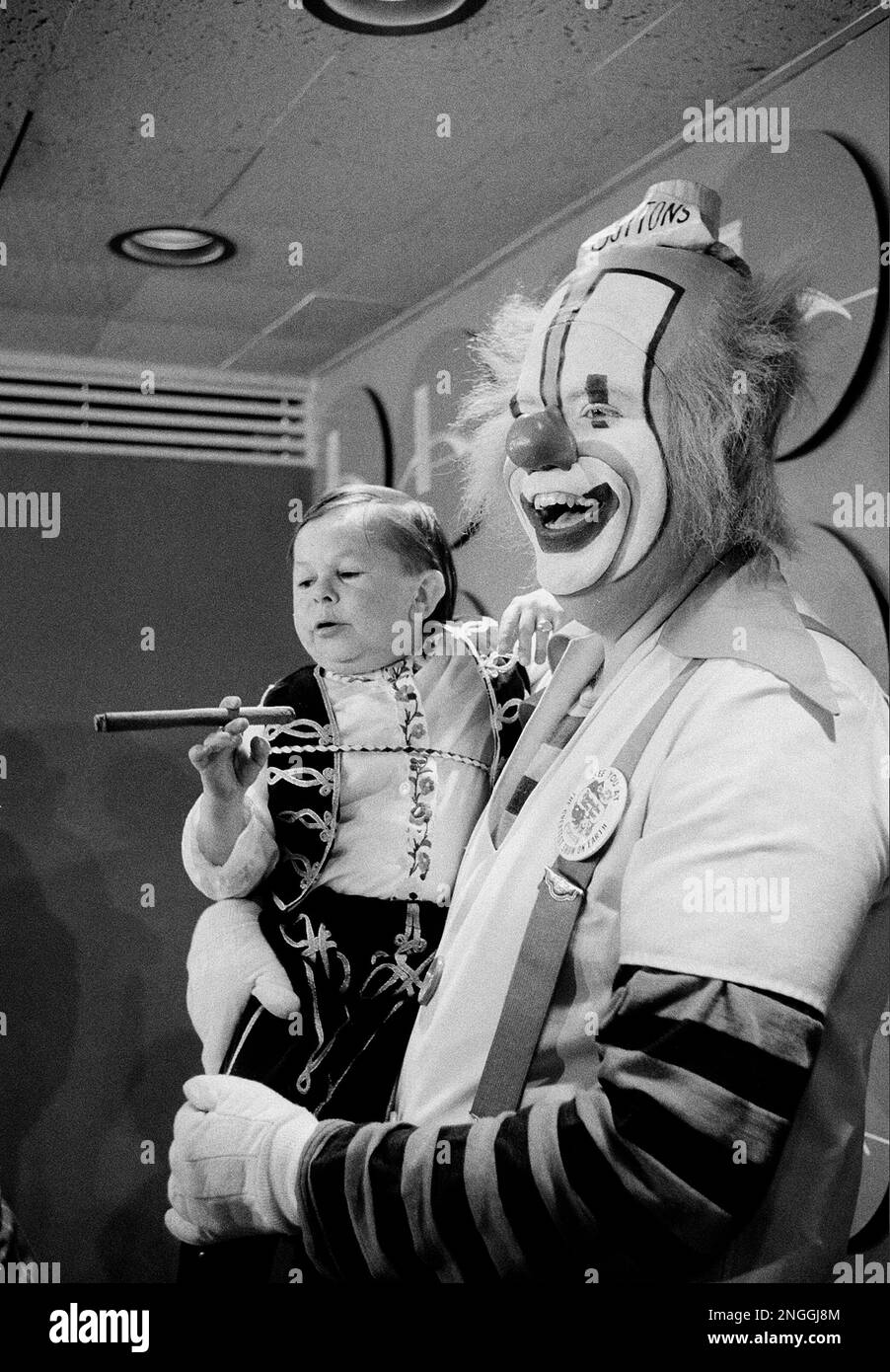 Circus clowns Mihaly Mezaros, 33-inch man from Budapest, Hungary ...