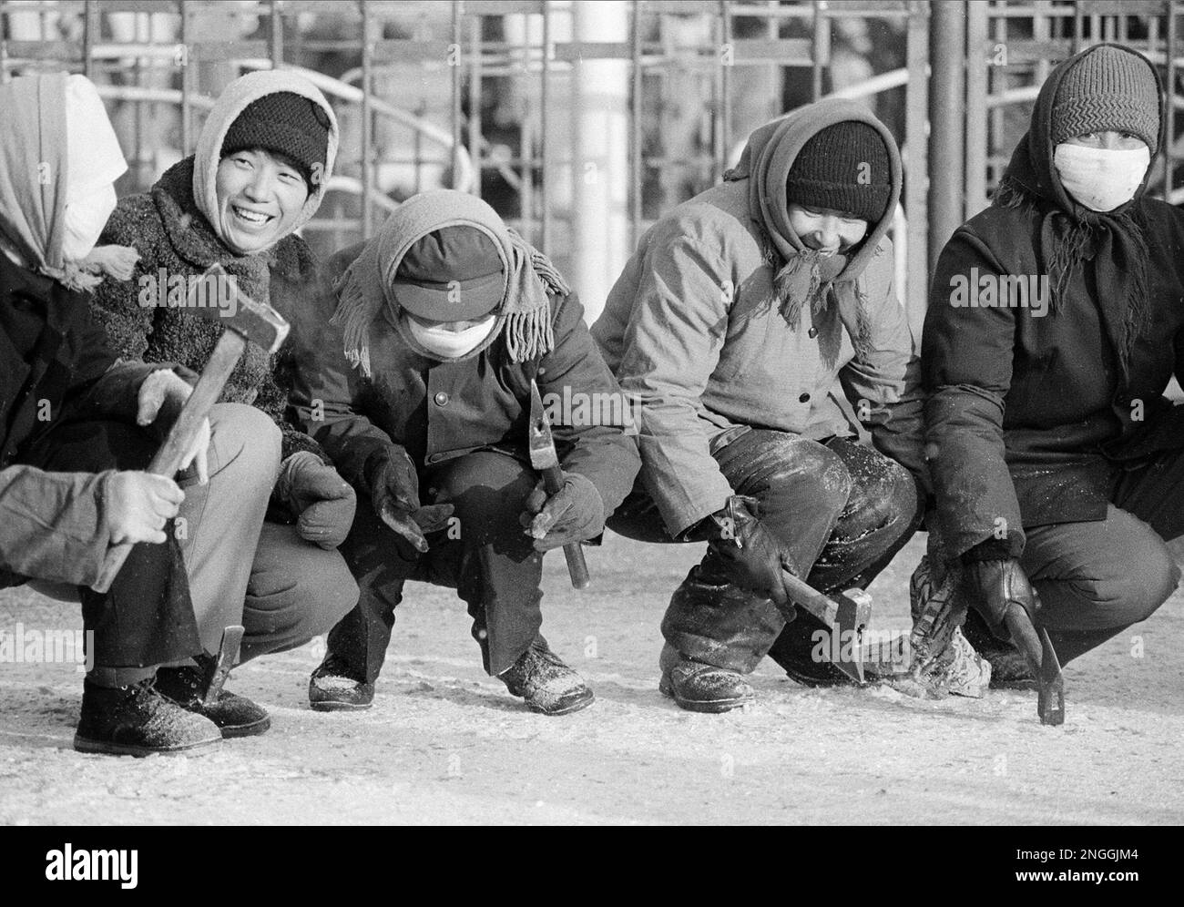 Protected against -20 Celcius, -4 Fahrenheit, cold, Harbin women use ...