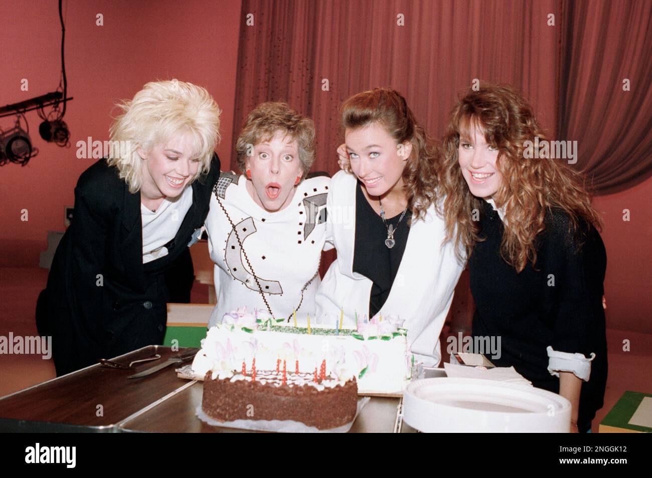 Comedienne Carol Burnett, flanked by her daughters, blows out the ...
