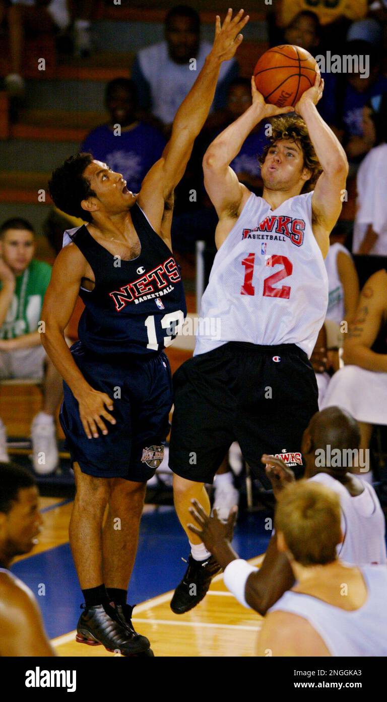 Atlanta Hawks' first round draft pick Dan Dickau (12) shoots a jump ...