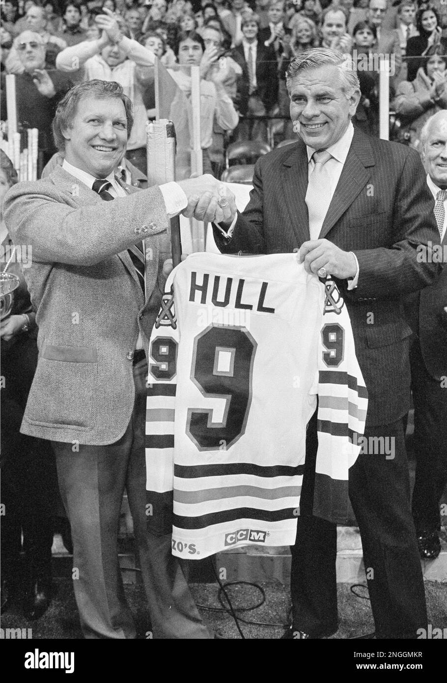 Former Black Hawks hockey player Bobby Hull, left, and Black Hawks ...