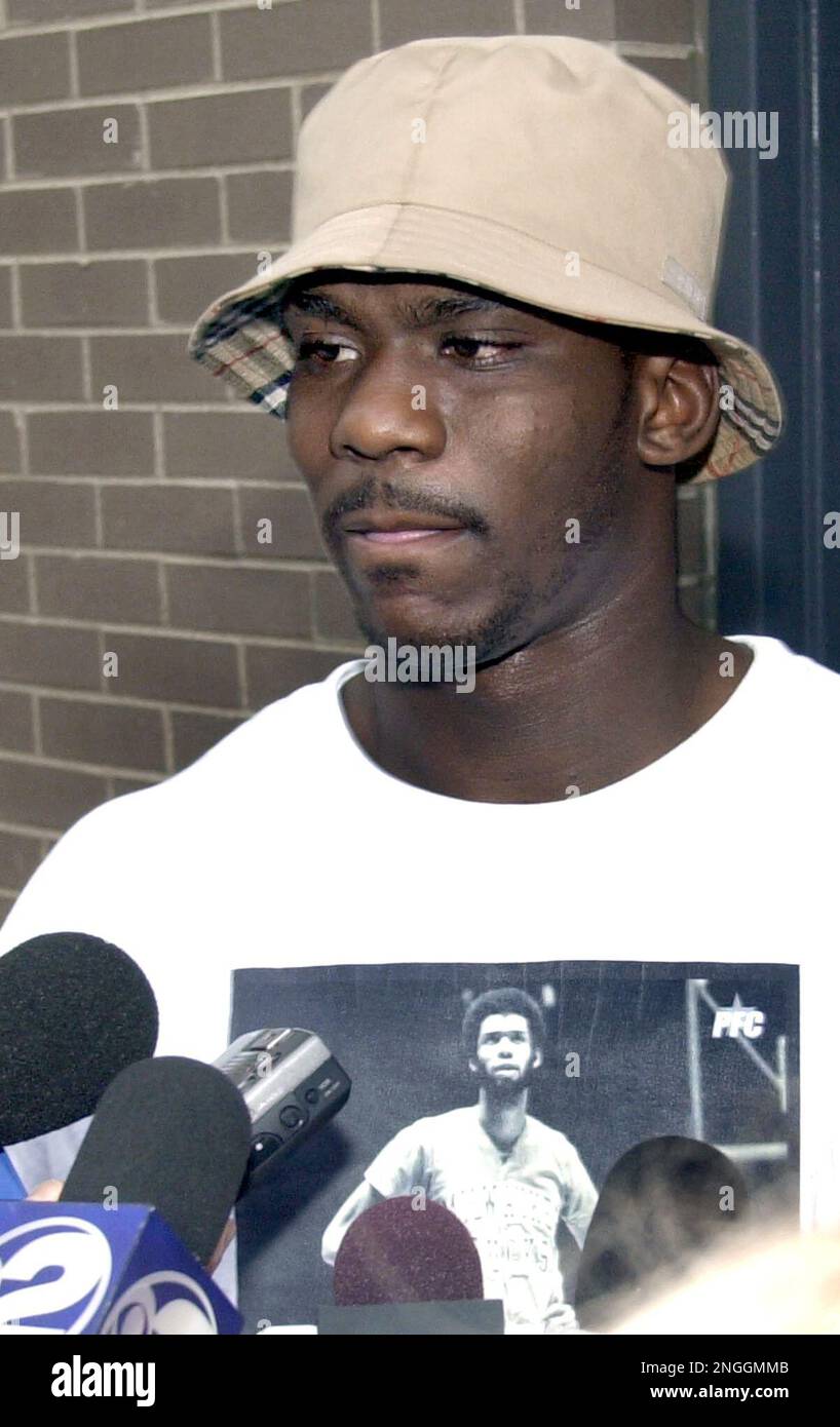 Chicago Bears wide receiver David Terrell is surrounded by reporters ...