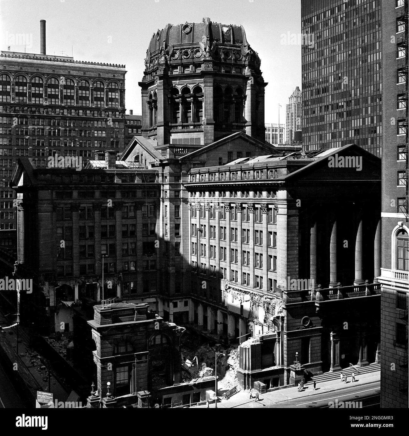 The top of Chicago's old domed courthouse has been removed as the ...