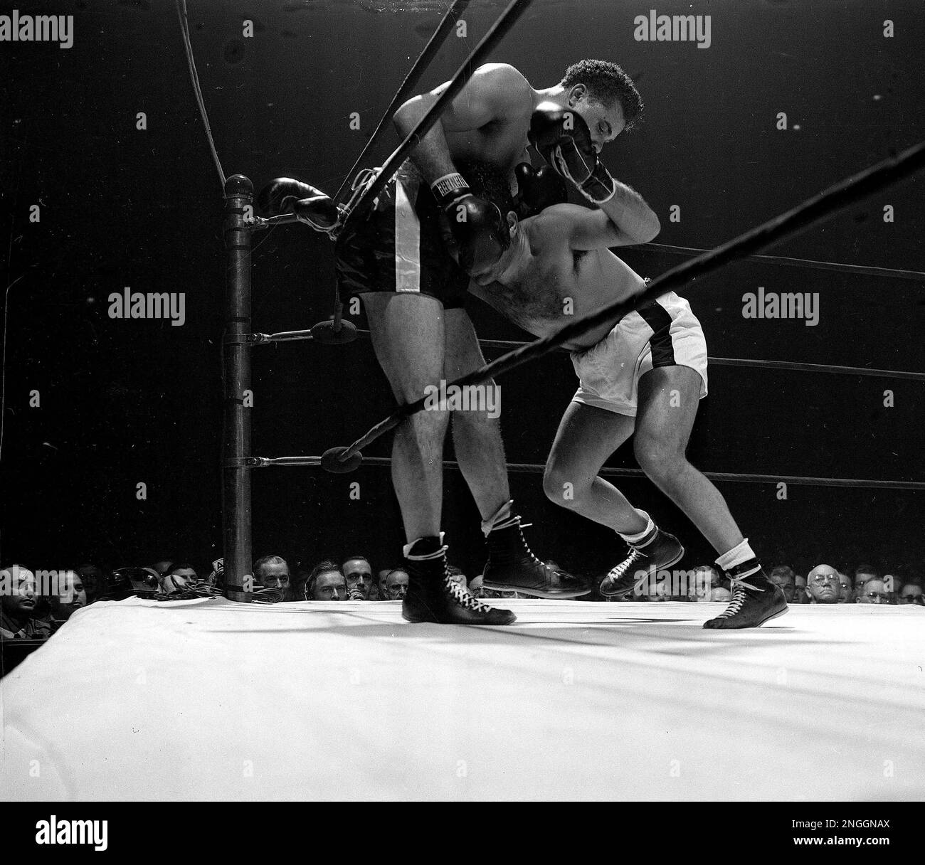 Former middleweight champion Jake LaMotta crowds Billy Fox into the ...