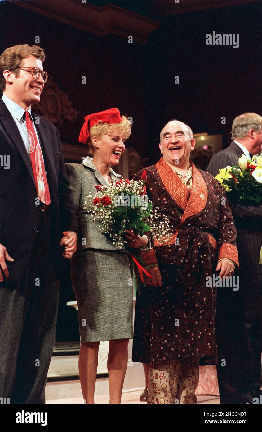 Actress Madeline Khan, holding bouquet of roses, and actor Ed Asner ...
