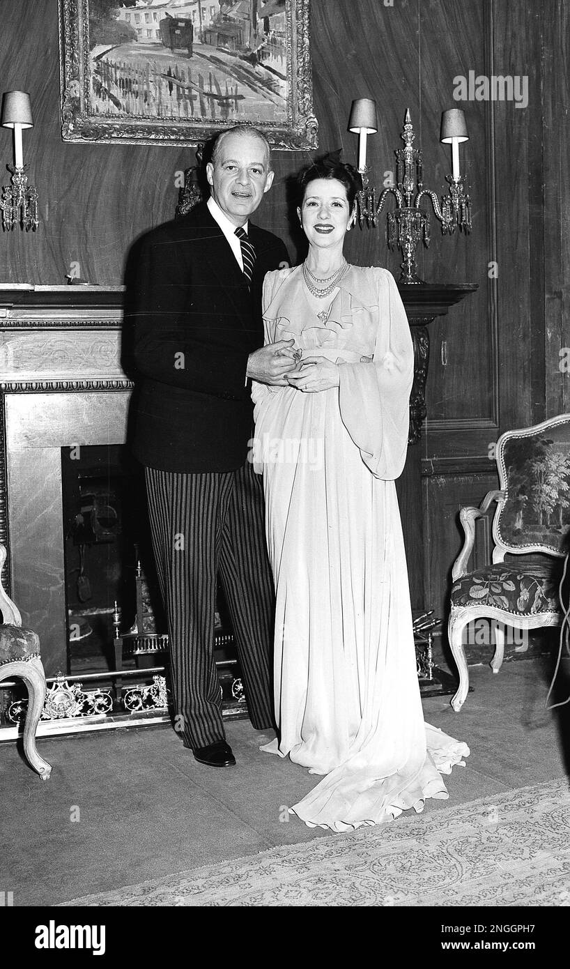Alfred Lunt and Lynn Fontanne pose on stage before their performance in ...