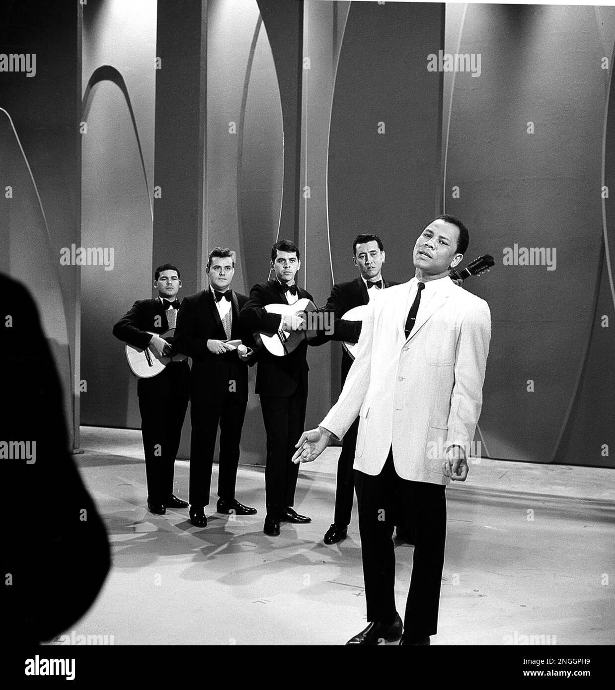 Jose Torres, world light-heavyweight boxing champion sings "Un Poco Mas ...