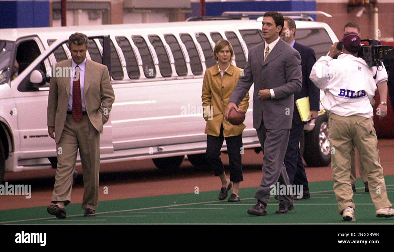 Buffalo Bills new quarterback Drew Bledsoe arrives for a news ...