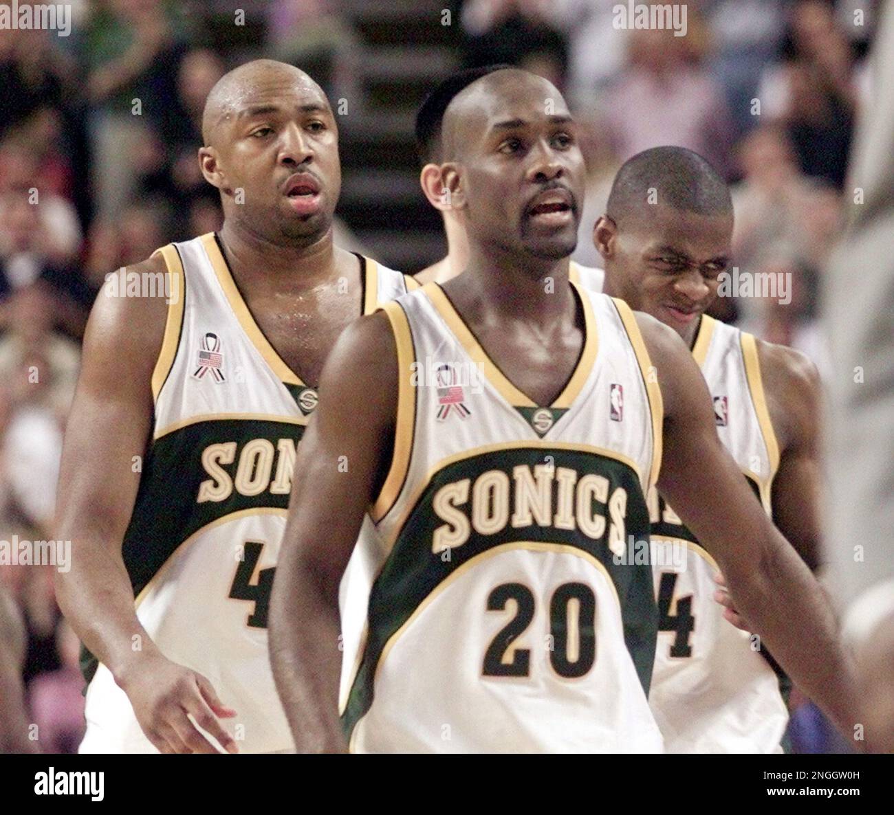 Seattle SuperSonics' Gary Payton (20) leads Vin Baker, back left, and ...