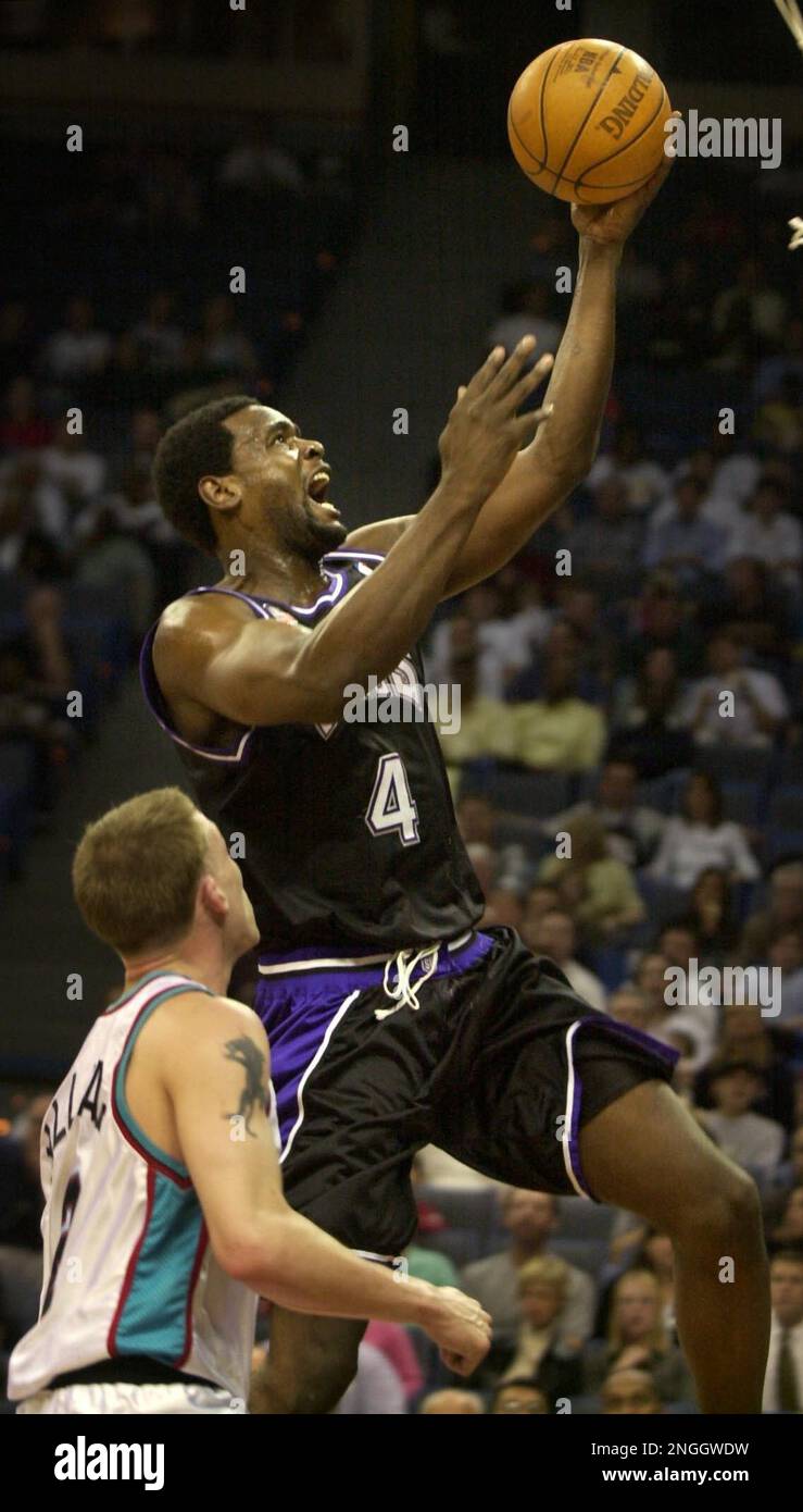 Sacramento Kings forward (4) Chris Webber evades Memphis Grizzlies ...