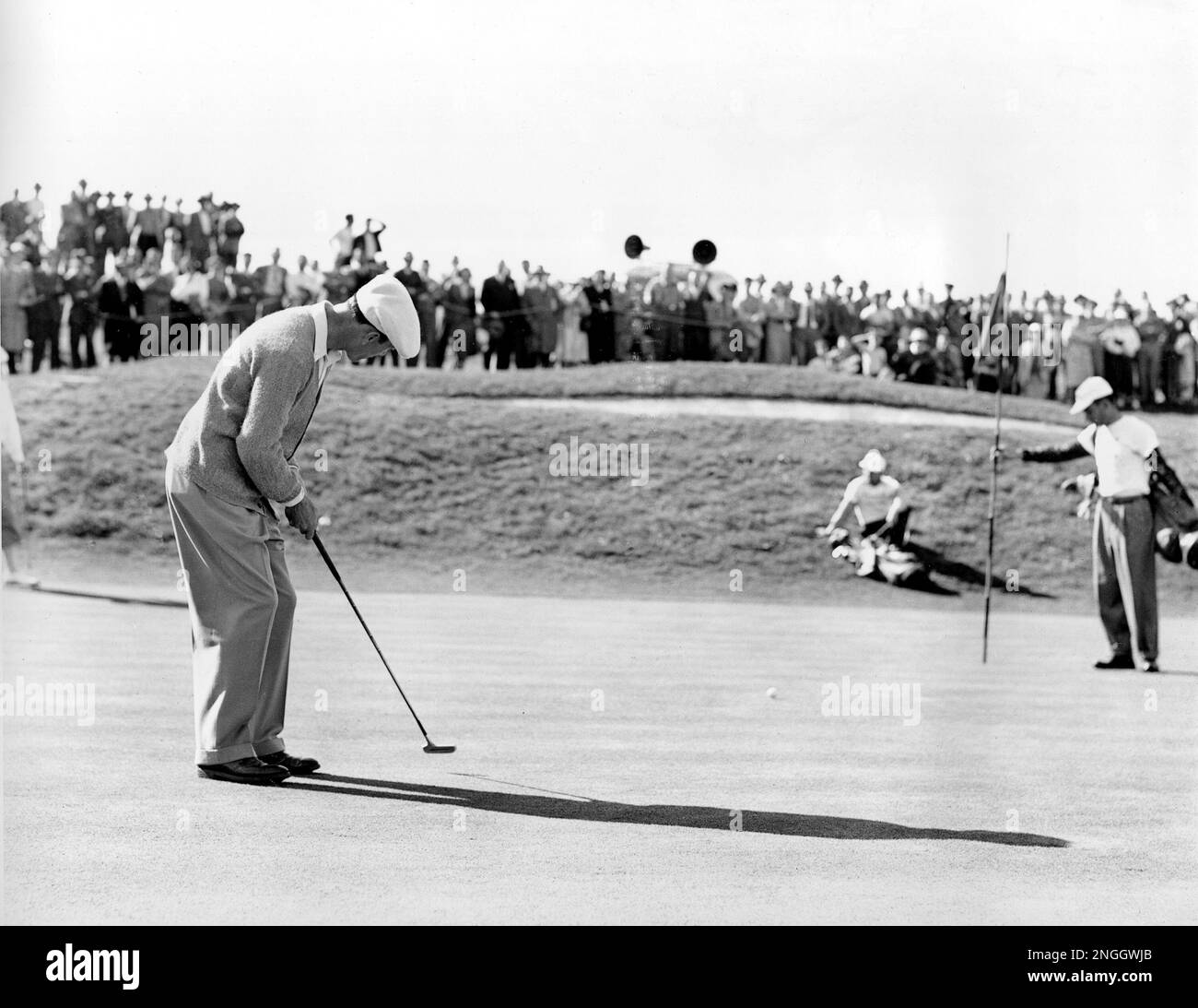 Ben Hogan thrills the gallery with a 30-foot putt in the National Open ...