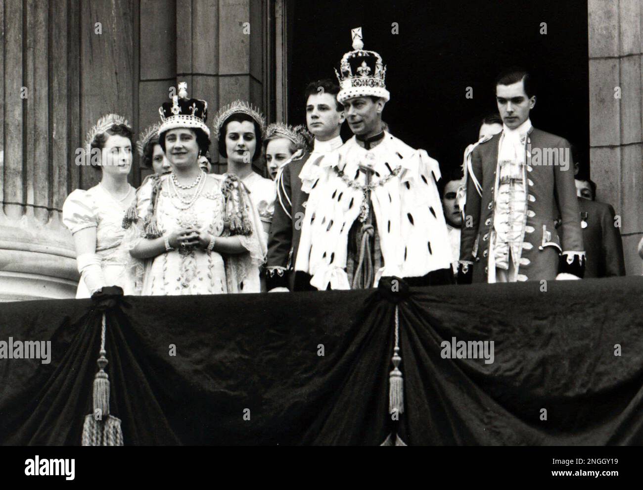 Britain's Queen Elizabeth, second from left, and King George VI, second ...